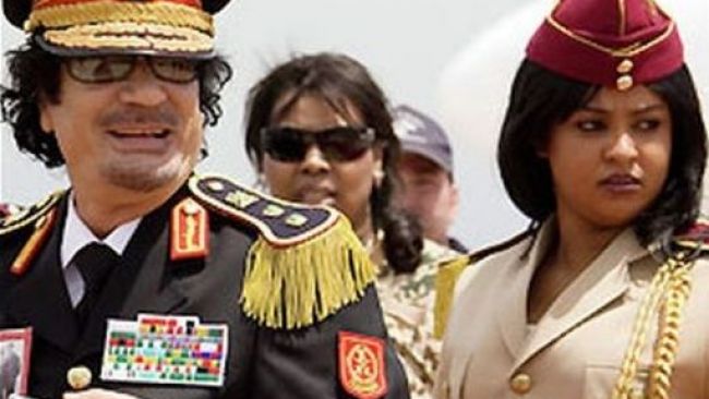 Muammar Gaddafi, pazit de The Amazonian Guard - femei care-si risca ...