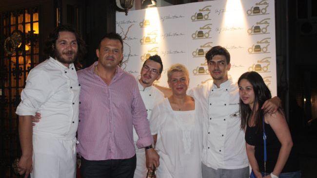 Teo Trandafir, de mana cu sotul ei, la inaugurarea restaurantului unde ...