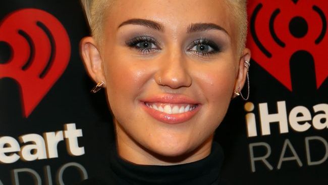 Miley Cyrus si-a uitat acasa pantalonii. Cum arata cea mai obraznica ...