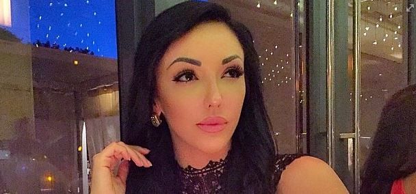 Talie de viespe, posterior apetisant si decolteu indraznet. Alexandra ...